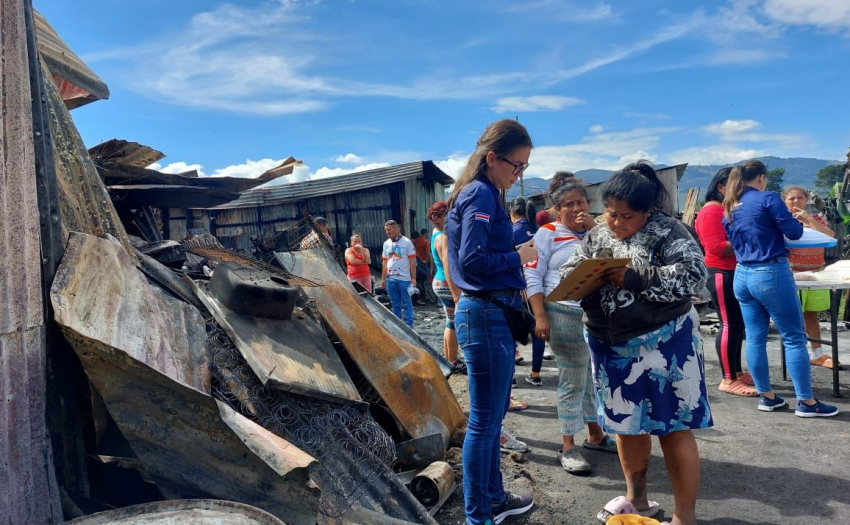 Atención IMAS para familias damnificadas por incendio en Cartago ...
